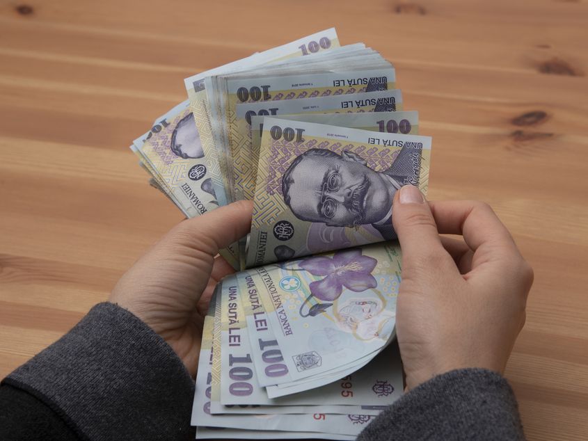 Cum să economisești și să investești în siguranță când bursa cade și ...